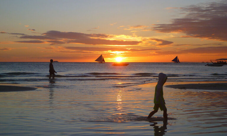 Boracay's White Beach: What it's Like & Where To Stay